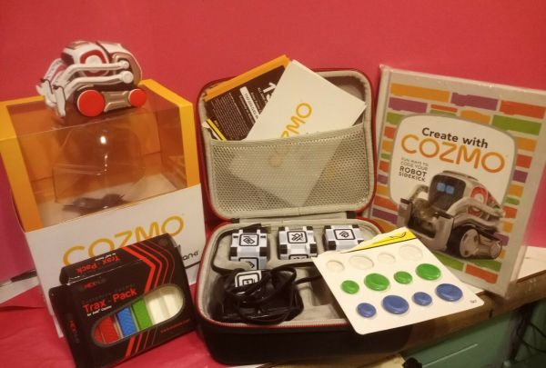 Cozmo By Anki Robot Cosmo Complete W/Box 3 Cubes Charger Book And ...